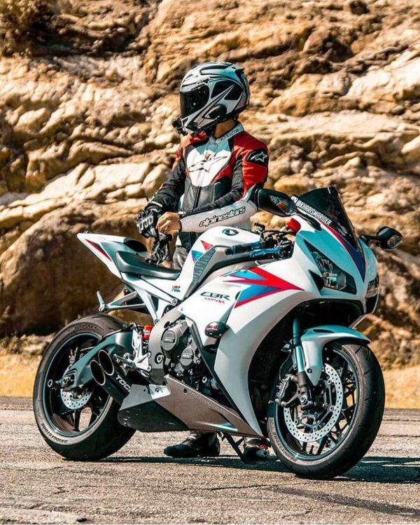 TOCE製目立ち度抜群なCBR1000RR用マフラー12-16｜AxxL